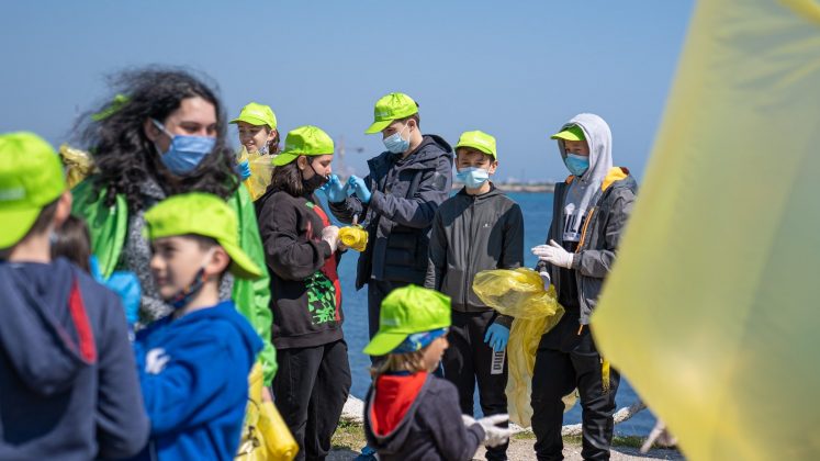 FOTO Primarul din Limanu și elevii au ecologizat zona Peșterii și plaja ...