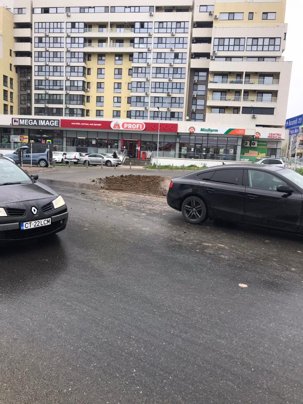FOTO și VIDEO! Pământ și moloz împrăștiate în tot sensul giratoriu de ...