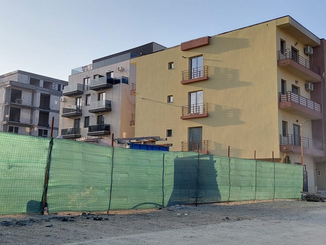 Iată cum arată acum blocul grav afectat de incendiul de la biserica din ...