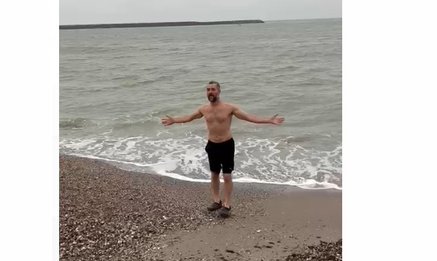 VIDEO! Un constănțean a făcut baie în mare de 1 Decembrie | FocusPress