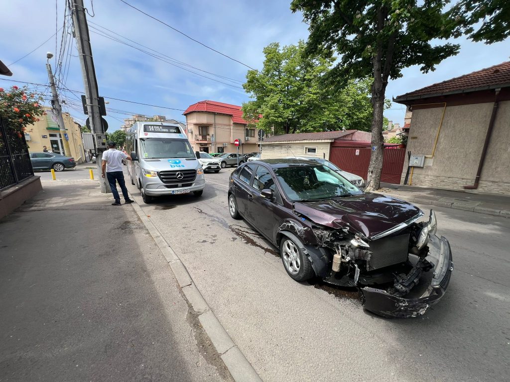 VIDEO. Microbuz de la CT Bus implicat într-un accident rutier pe ...